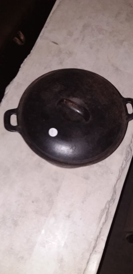 Flat-bottom Cast Iron Pots. - Action 2 Auction